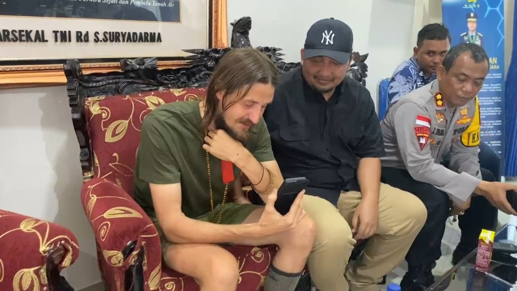 Meneteskan Air Mata, Pilot Philip Mark Mehrtens Berkomunikasi dengan ...